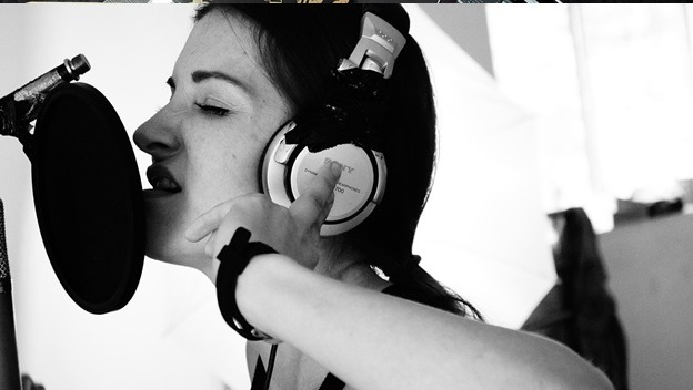 How To Hear Yourself Sing Through Headphones – A Guide - Sound Genetics